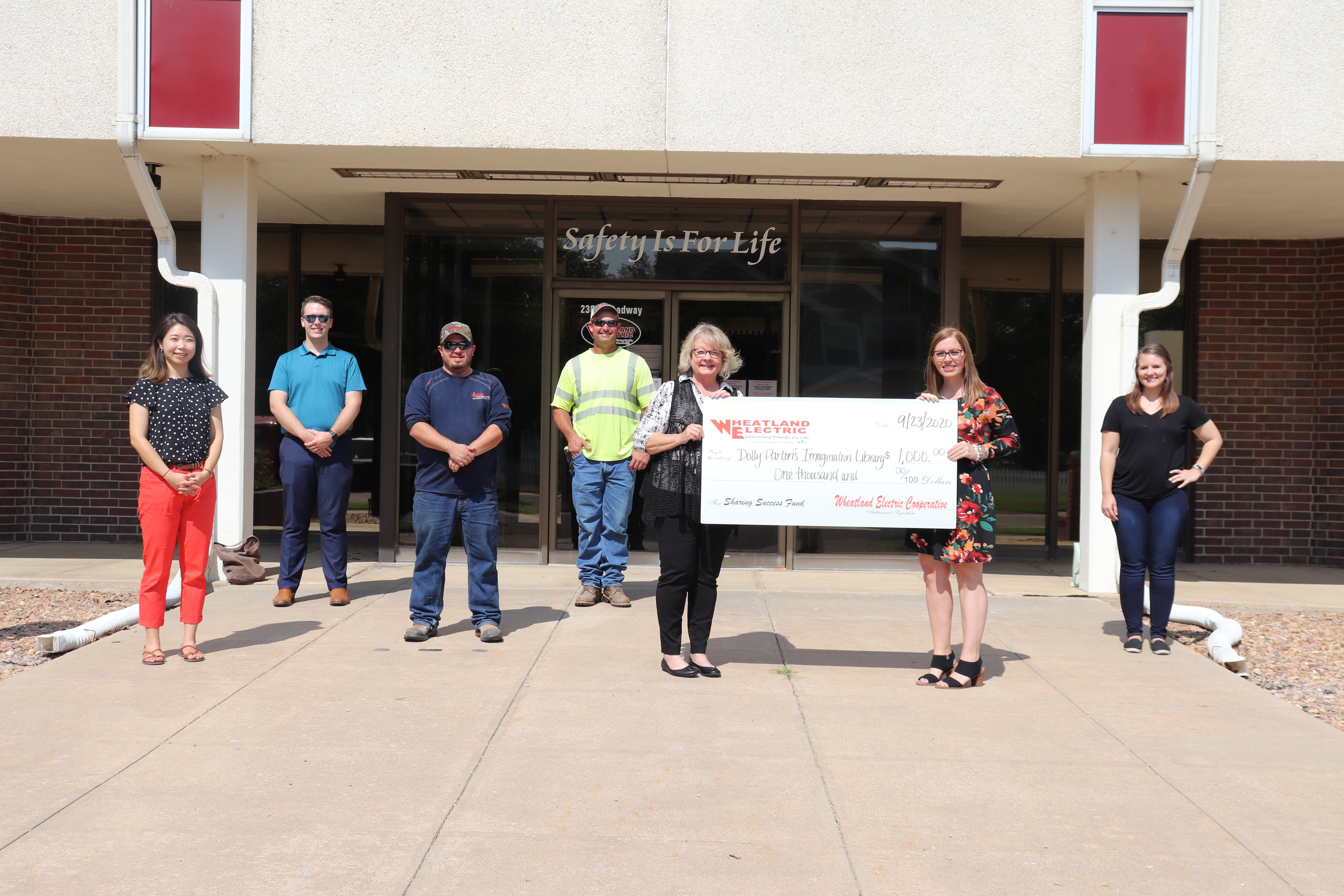 Dolly Parton’s Imagination Library Receives $1,000 Sharing Success ...